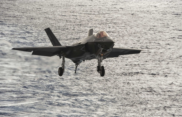 美军F35C再上航母测试 称将在2018年形成完整战力_手机新浪网