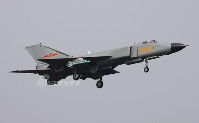 八爷老当益壮！中国空军歼8F挂载电子侦查吊舱_新浪图片