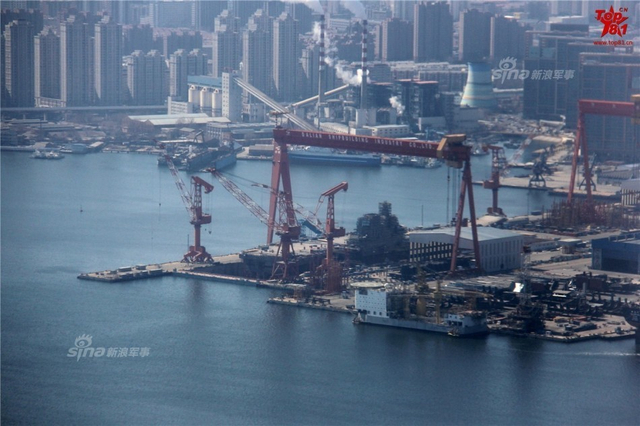 俯瞰大连001A航母和3艘052D：055大驱进船坞_新浪图片