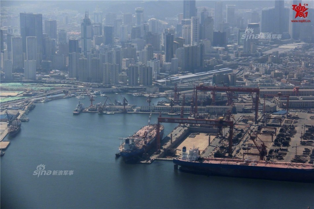 俯瞰大连001A航母和3艘052D：055大驱进船坞_新浪图片