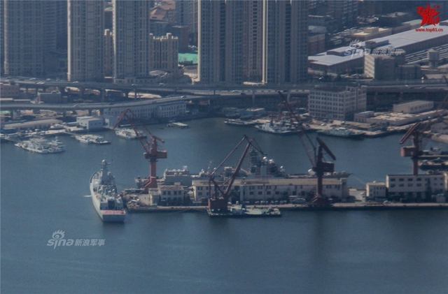 俯瞰大连001A航母和3艘052D：055大驱进船坞_新浪图片