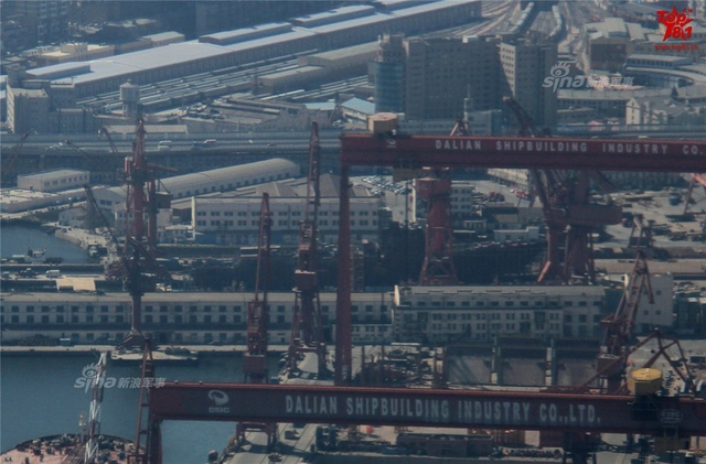 俯瞰大连001A航母和3艘052D：055大驱进船坞_新浪图片