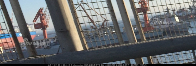 俯瞰大连001A航母和3艘052D：055大驱进船坞_新浪图片