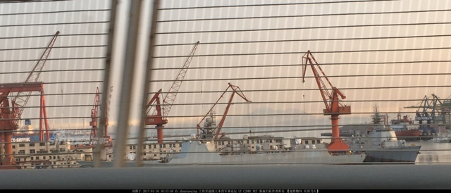 俯瞰大连001A航母和3艘052D：055大驱进船坞_新浪图片