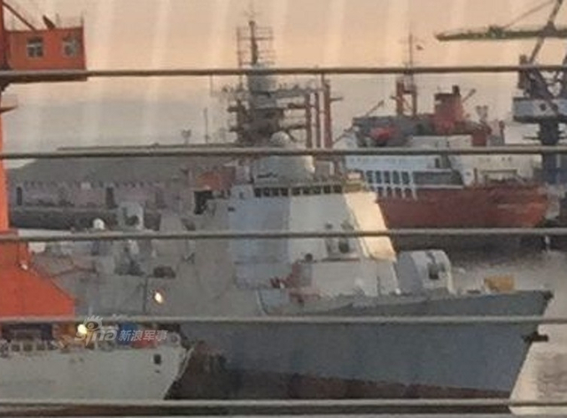 俯瞰大连001A航母和3艘052D：055大驱进船坞_新浪图片