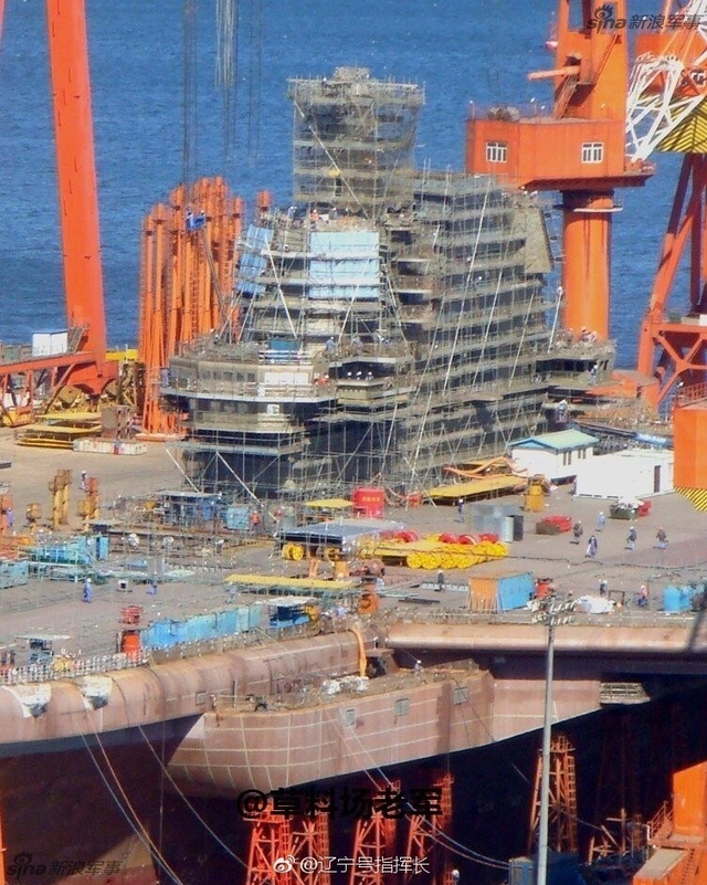 俯瞰大连001A航母和3艘052D：055大驱进船坞_新浪图片