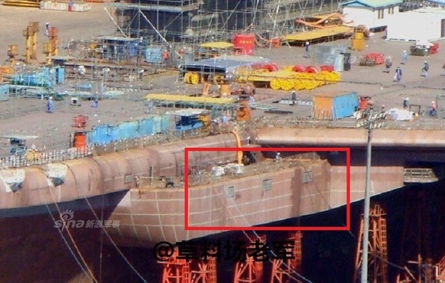 俯瞰大连001A航母和3艘052D：055大驱进船坞_新浪图片