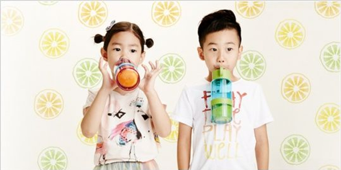 韩星Tablo女儿牵手姜世美儿子拍广告_手机新浪网