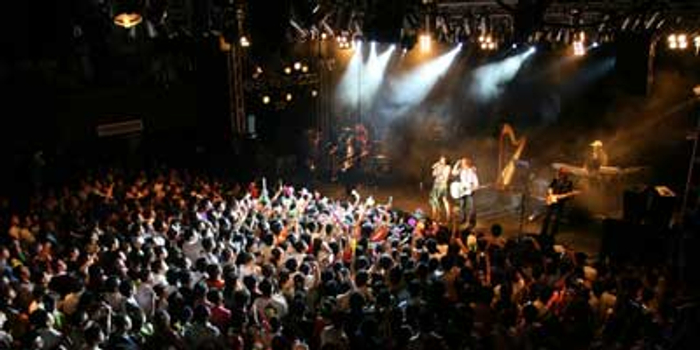 Live House演出形式来中国 站着看演唱会够爽_手机新浪网