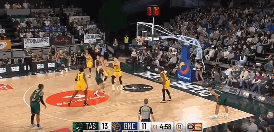 在澳大利亚NBL联赛首轮比赛中，布里斯班子弹队加时失利……_手机新浪网